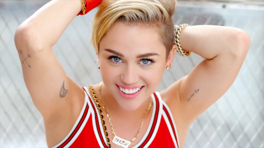 Miley Cirus: scatti hot tra i peluches e solita aria da bad girl ...